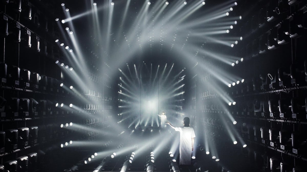 The Sculpture of Time Distortion in a Mirror | teamLab