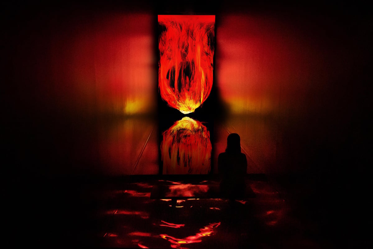 Universe of Fire Particles on the Water’s Surface | teamLab