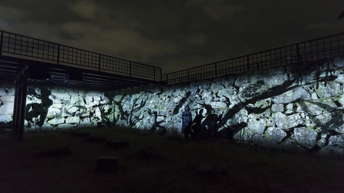 Spatial Calligraphy in a Stone Wall - Fukuoka Castle Ruins | teamLab